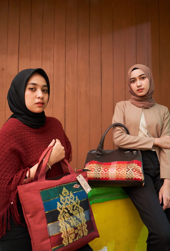 RUMAH TENUN KAMPUNG BANDAR PEKANBARU - Indonesia Sharia Economic Festival