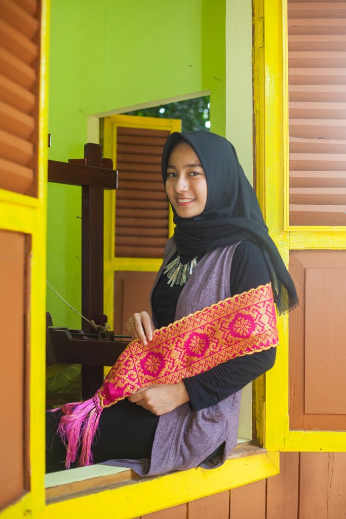 RUMAH TENUN KAMPUNG BANDAR PEKANBARU - Indonesia Sharia Economic Festival